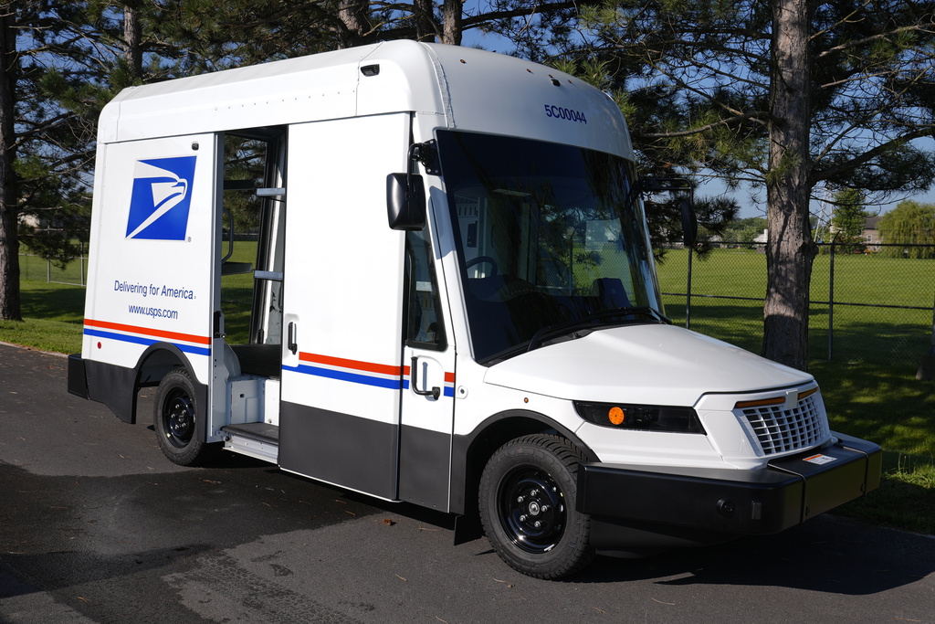 USPS’ long-awaited new mail truck makes its debut to rave reviews from ...